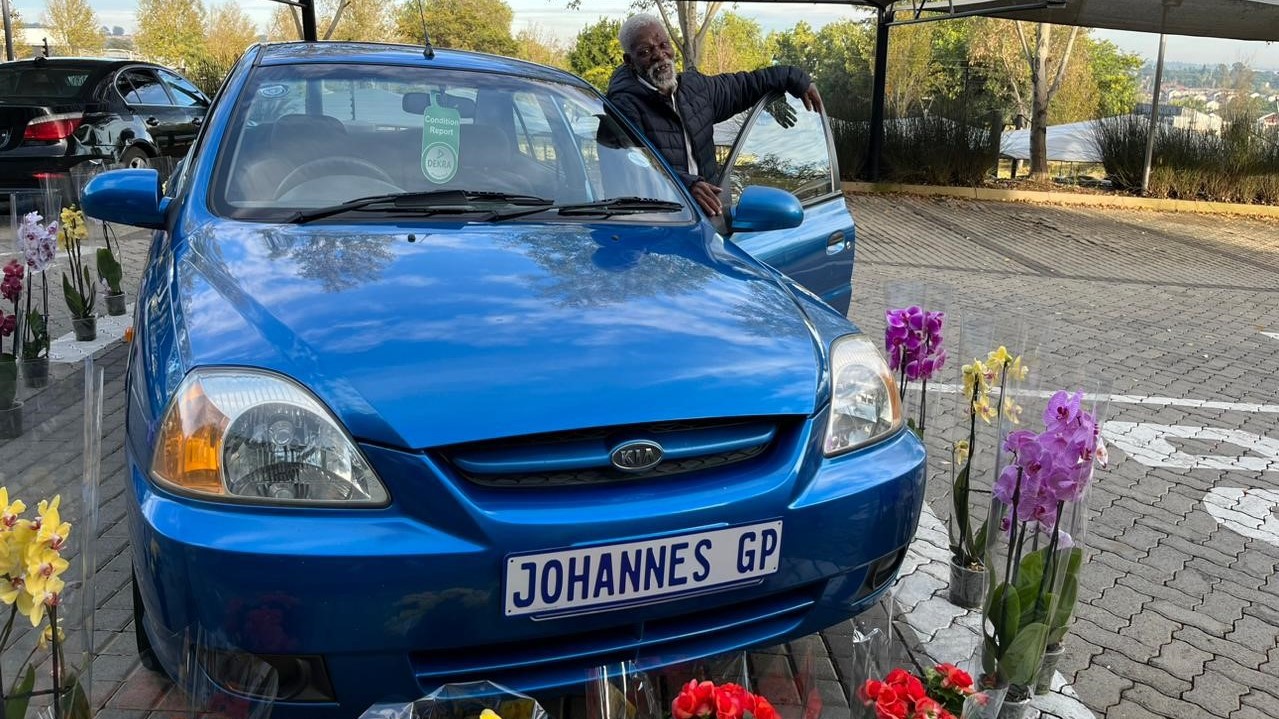 Jacaranda FM’s Good Morning Angels gifts West Rand flower seller